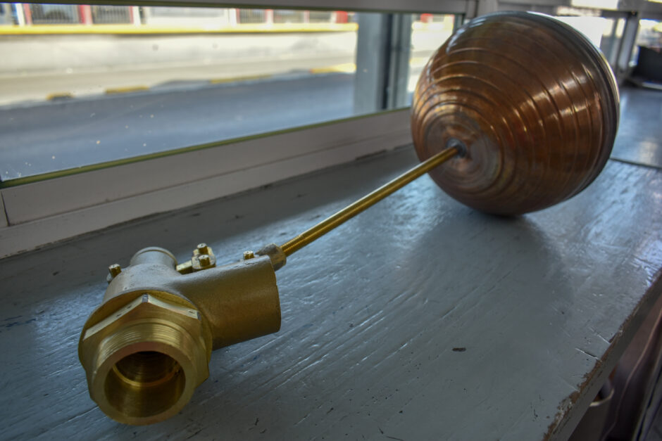 VFB-015 Válvula flotador en bronce de 1-1/2″ con flotador de cobre tipo boya #10 (9.685″Ø ...