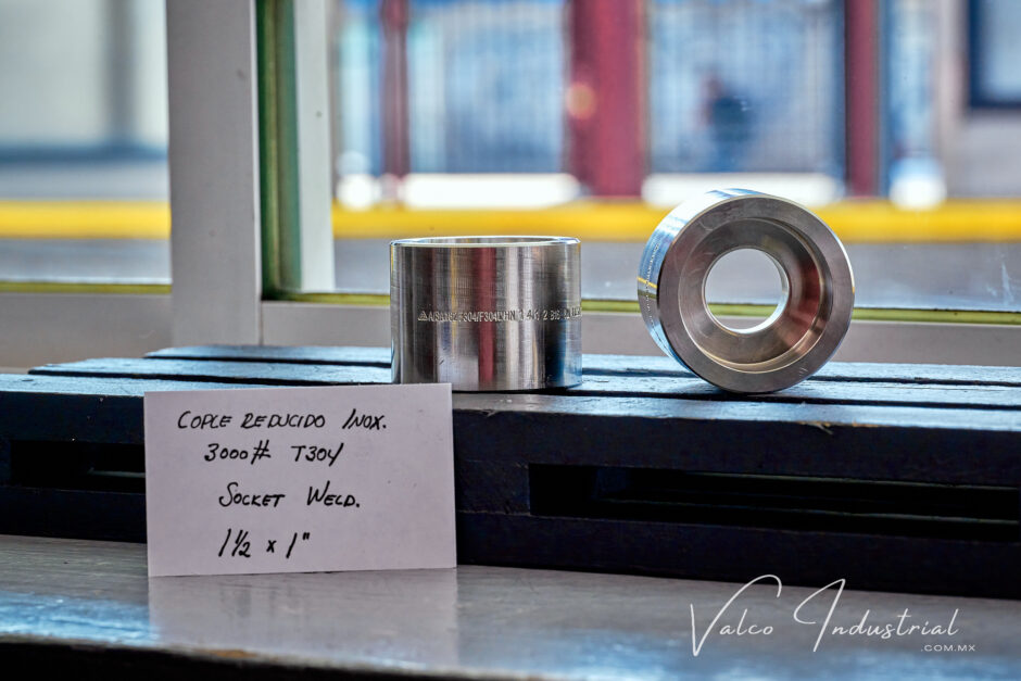 COPLE REDUCIDO ACERO FORJADO INOXIDABLE T304 3000# ROSCADO 1-1/2″ X 1 ...
